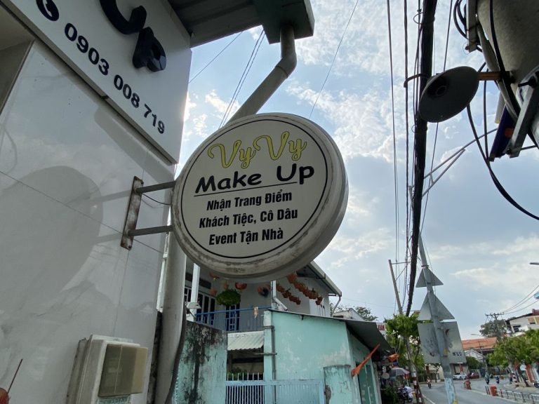 99+ Mẫu bảng hiệu make up đẹp hút khách 2023